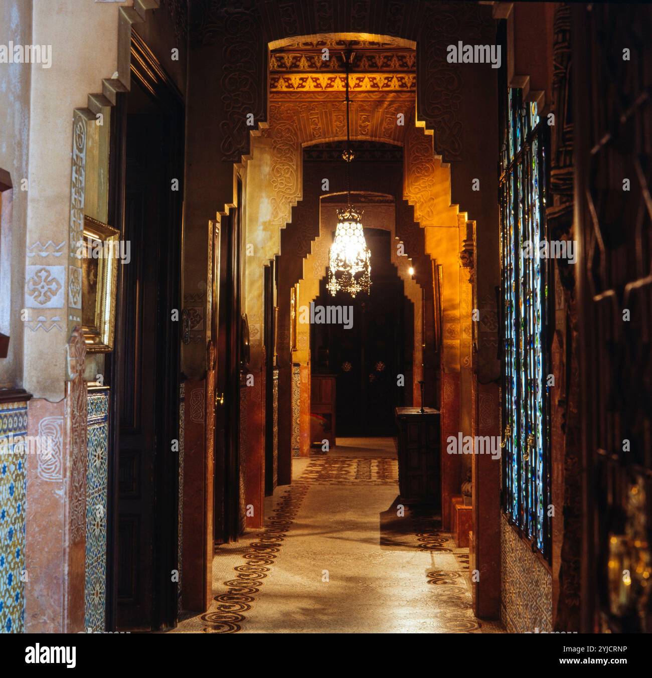 Casa Amatller, 1898-1900. Piso principal. Pasillo con arcos escalonados ...