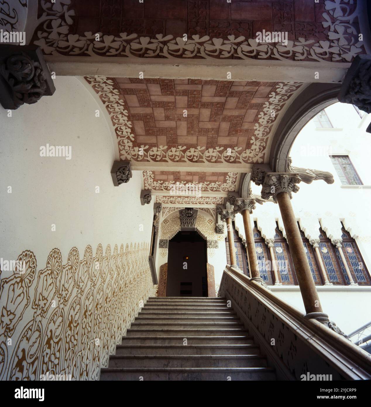 Casa Macaya, 1901. Techo de la escalera de la patio. Esgrafiados ...