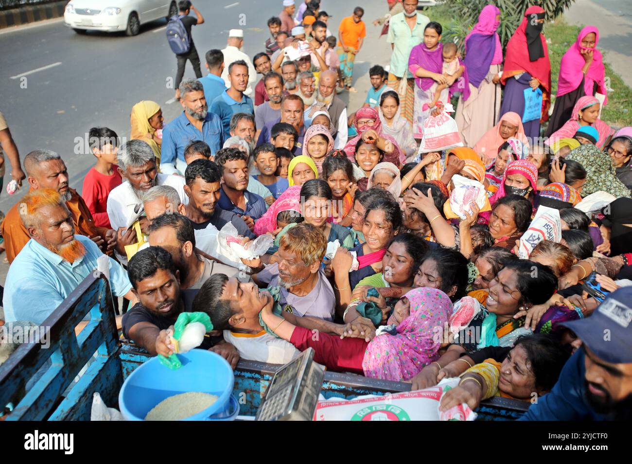 Dhaka, Wari, Bangladesh. 14th Nov, 2024. People stand in a queue to buy ...