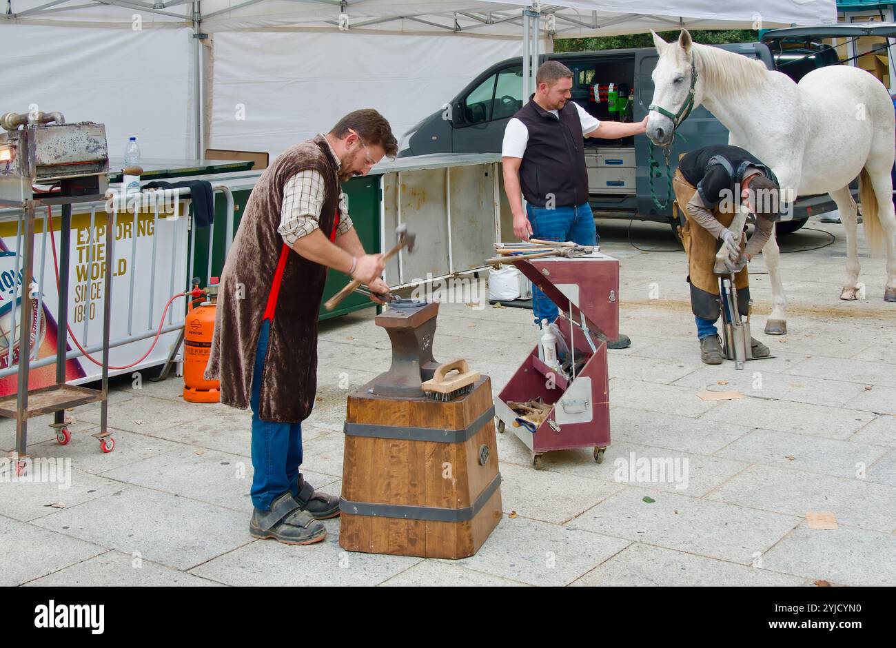 Blacksmith and anvil hi-res stock photography and images - Alamy