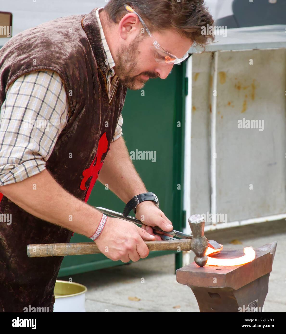 Blacksmith and anvil hi-res stock photography and images - Alamy
