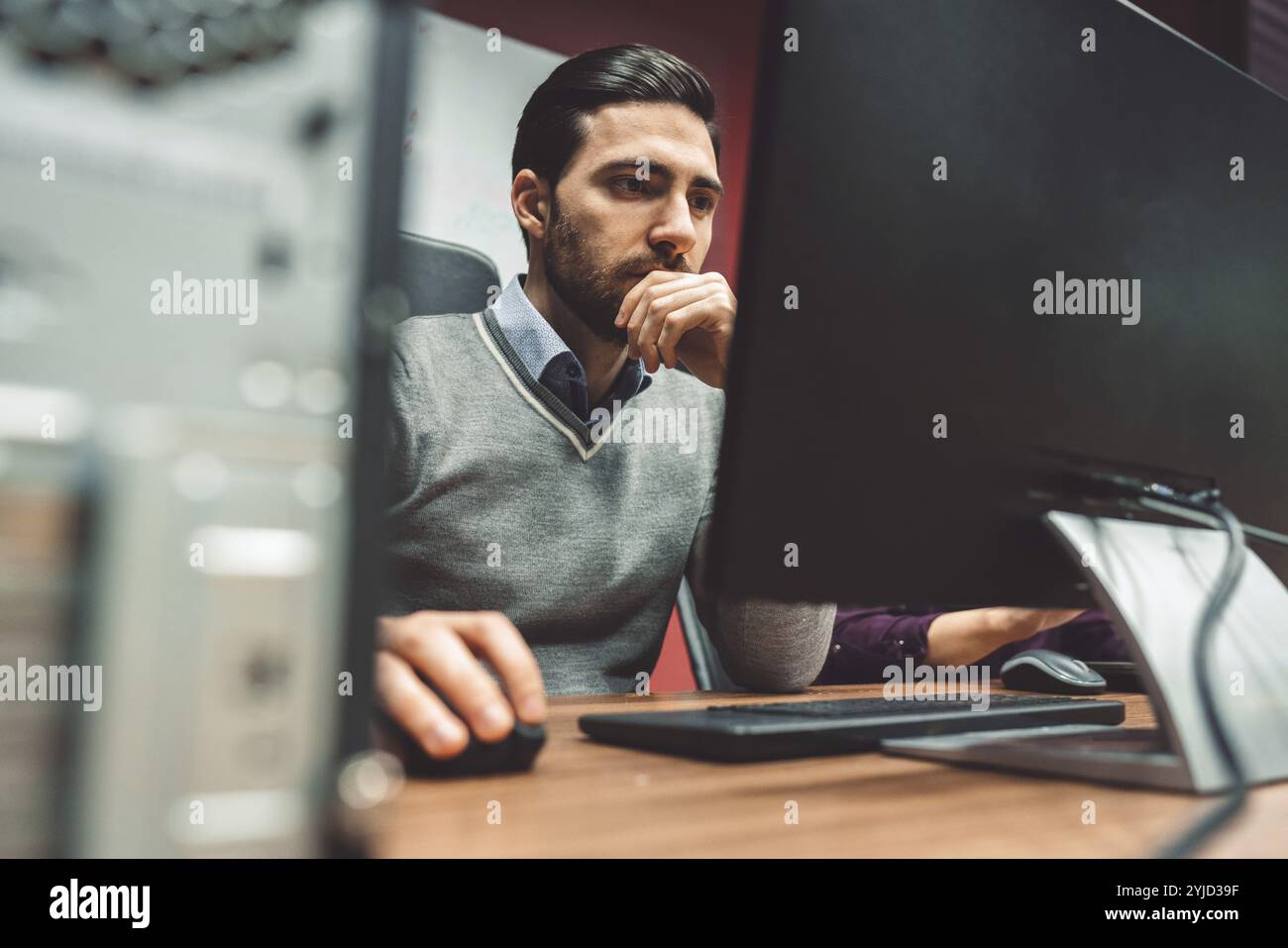 Start up company, young caucasian business people at work ...