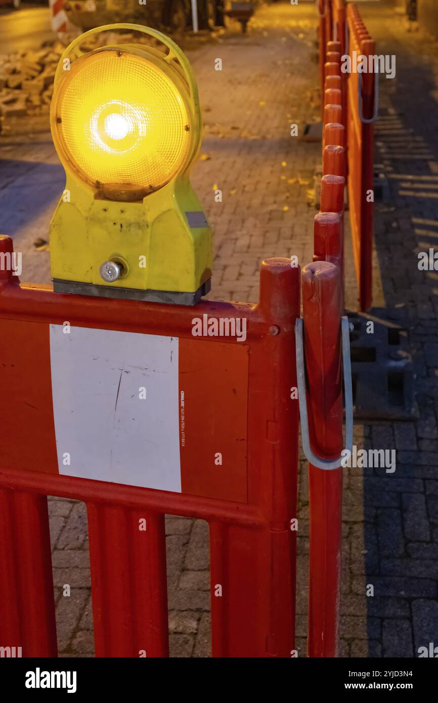 Yellow caution light hi-res stock photography and images - Alamy