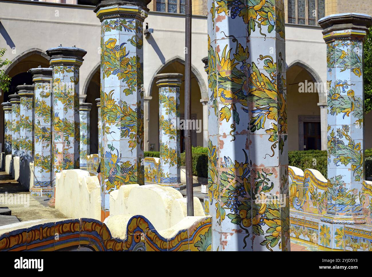 Column hall painted columns hi-res stock photography and images - Alamy