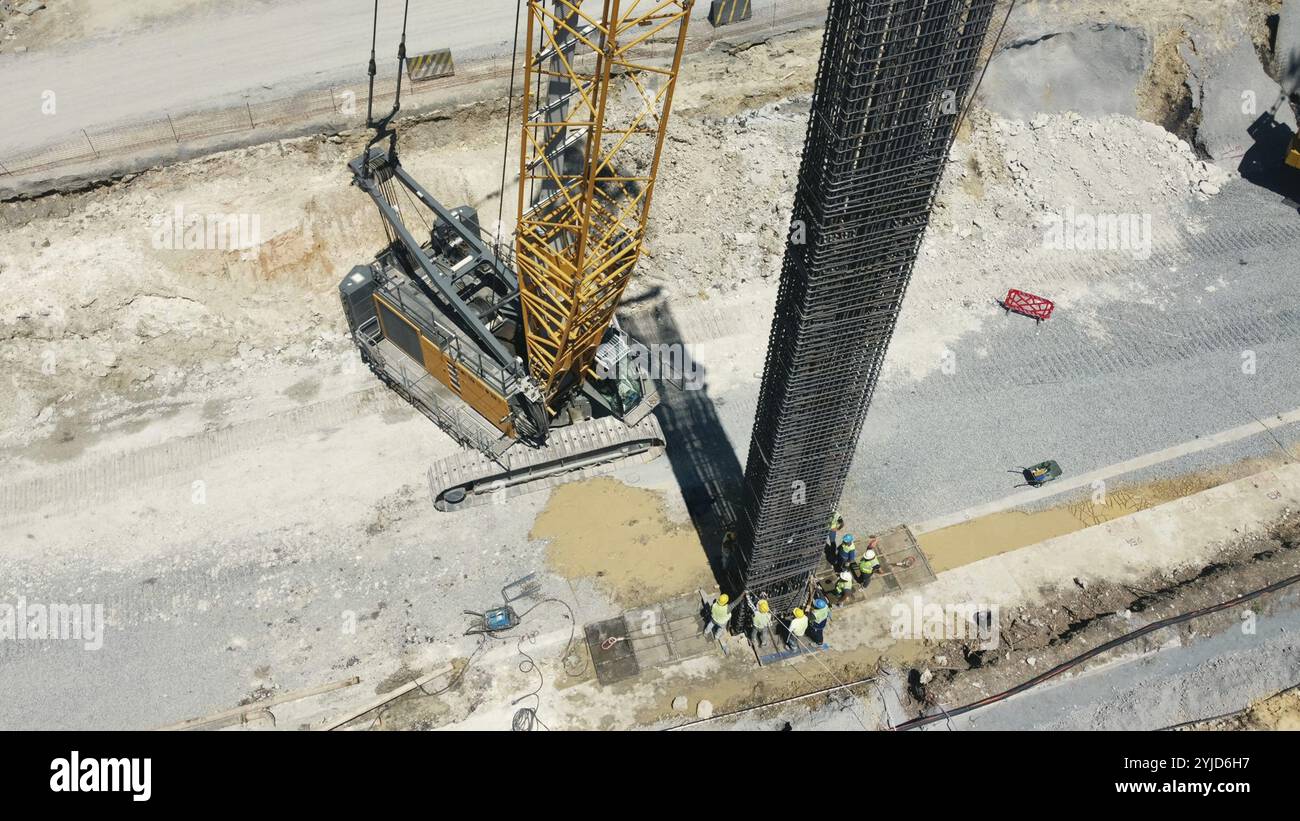 Construction worker lifting rebar hi-res stock photography and images ...