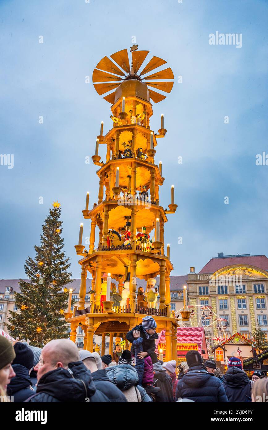 Dresden, Germany - December 10, 2022. Dresdner striezelmarkt - Altmarkt ...
