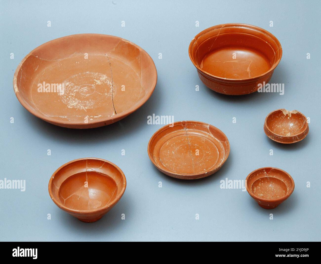 Vajilla romana de cerámica, siglo I. Can Serra Museu de Mataró Stock ...