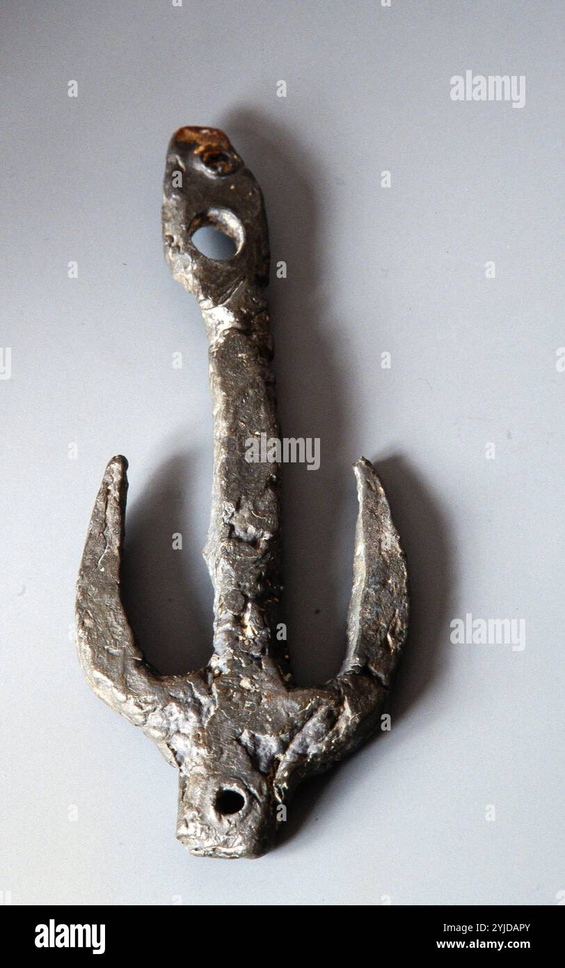 Amuleto, ancla romana de bronce. Can Serra Museu de Mataró Stock Photo ...