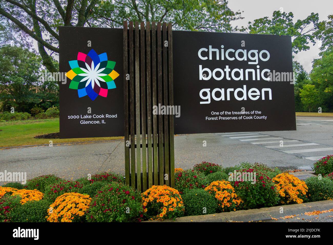 GLENCOE, IL, USA, SEPTEMBER 22, 2024: Chicago Botanic Garden entrance ...