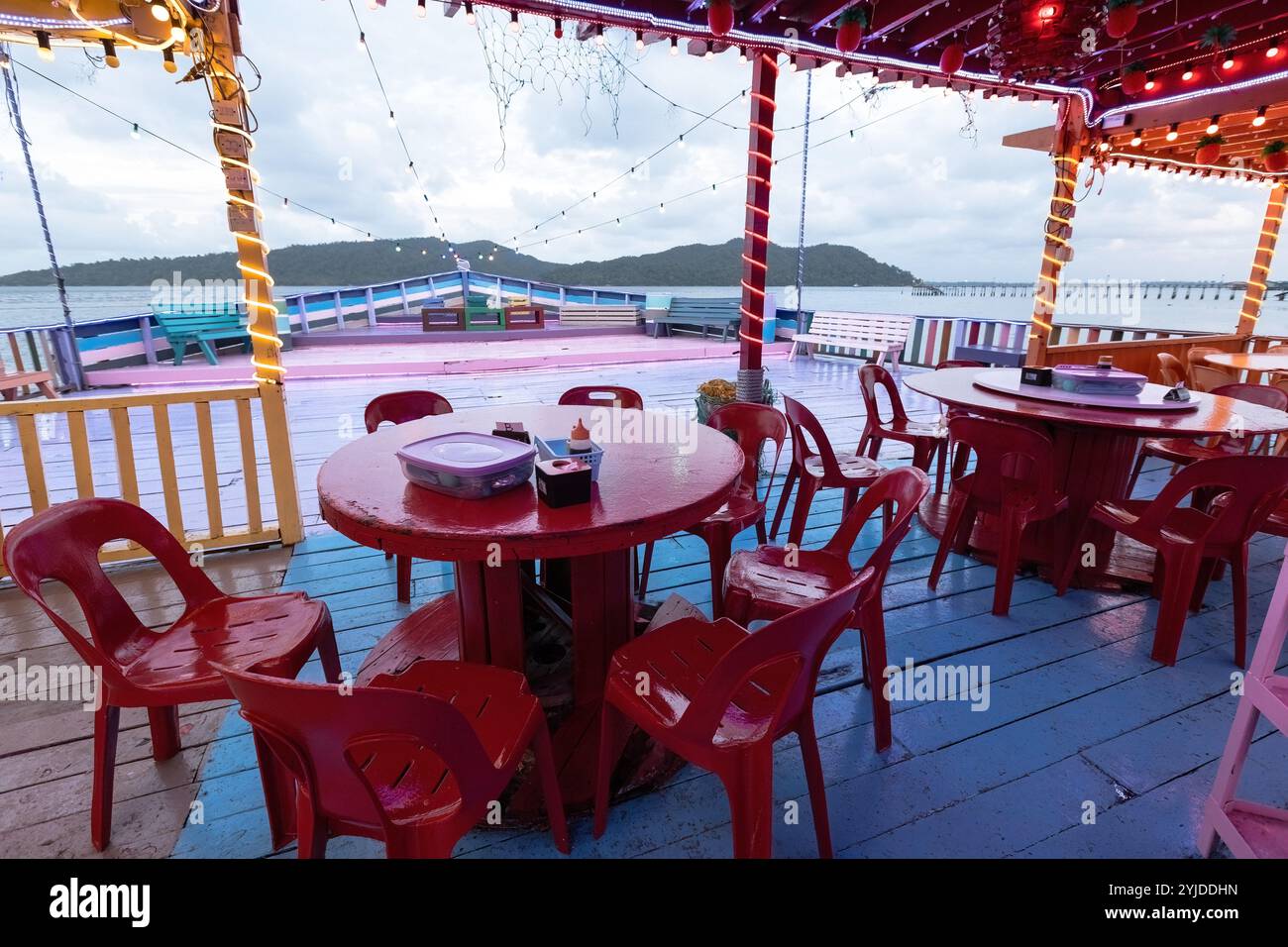 Traditional Chinese round table at Chinese restaurant Stock Photo - Alamy