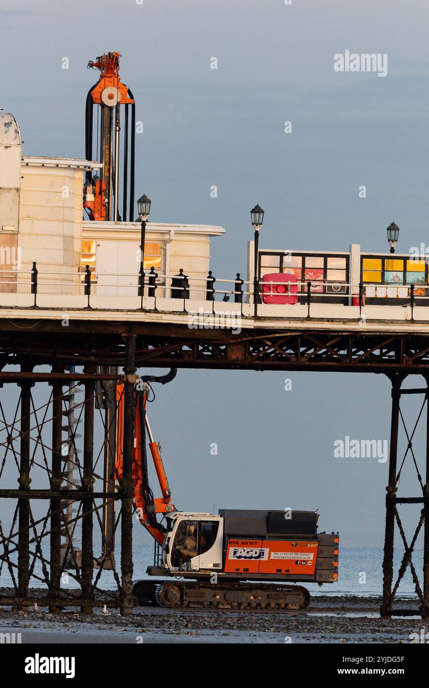 Structural engineers being hi-res stock photography and images - Alamy