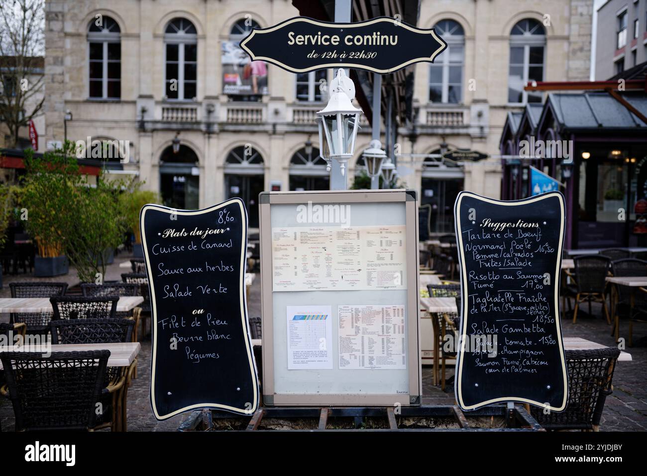 French restaurant menu on chalkboard in cahors, france Stock Photo - Alamy