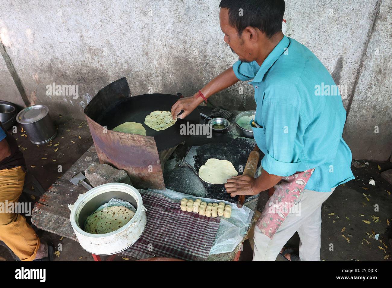 Man making chapatis at a food stall in Vadodara, Gujarat, India Stock ...