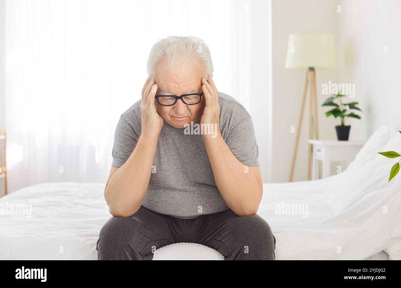 Sick old man suffering hi-res stock photography and images - Alamy