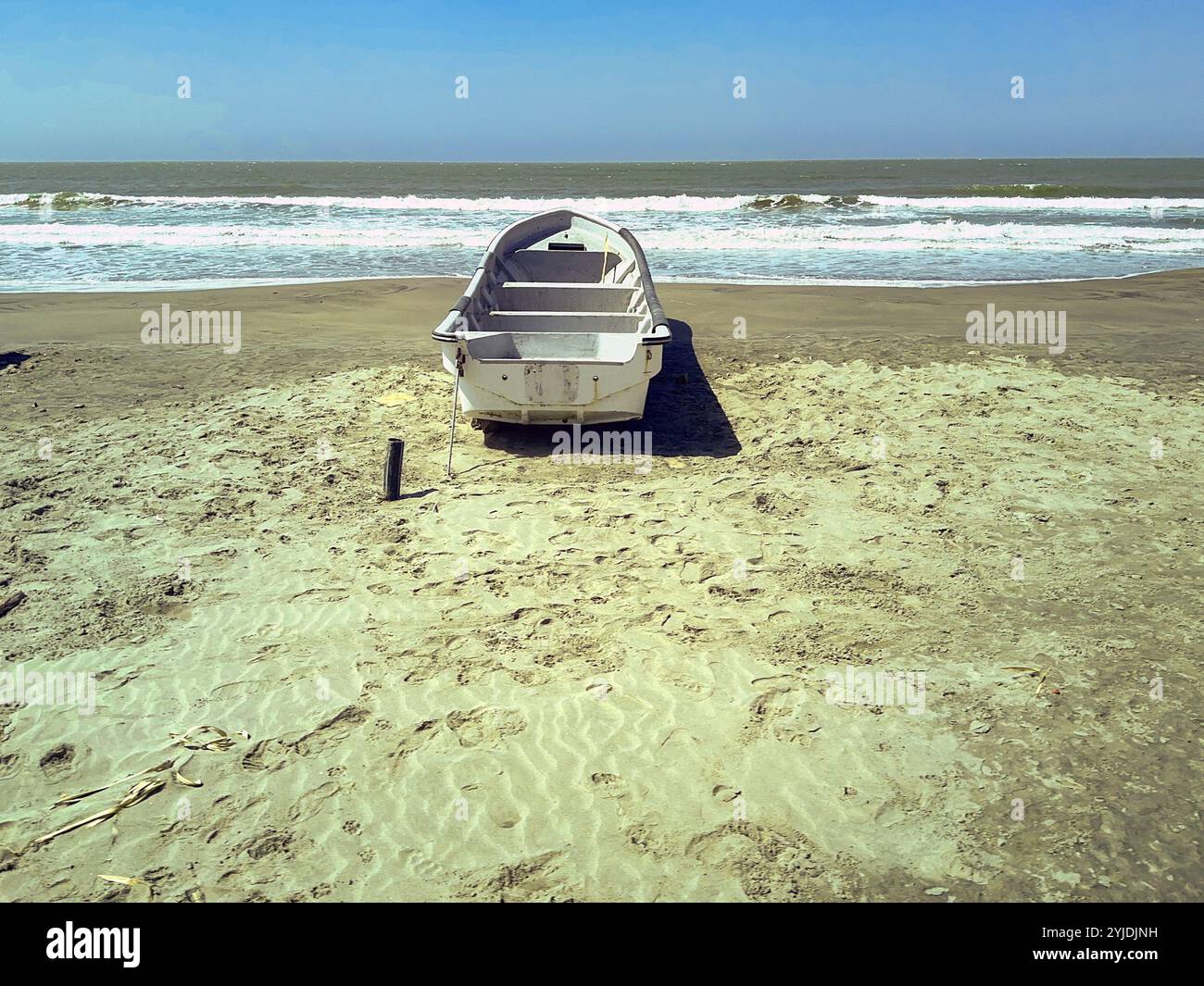 Beached small fishing boat hi-res stock photography and images - Alamy