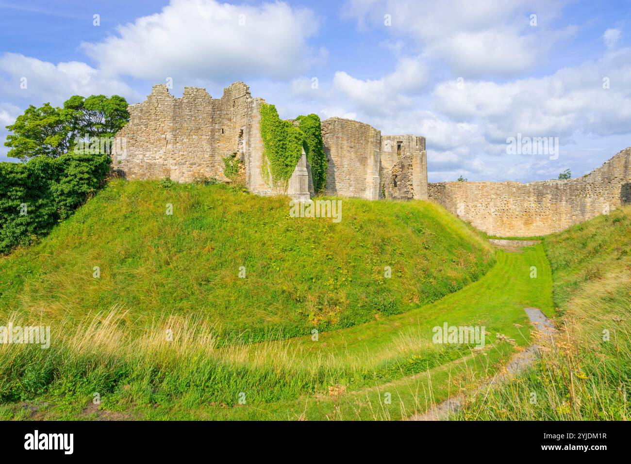 Barnard Castle Teesdale - the ruined walls inside the medieval castle ...