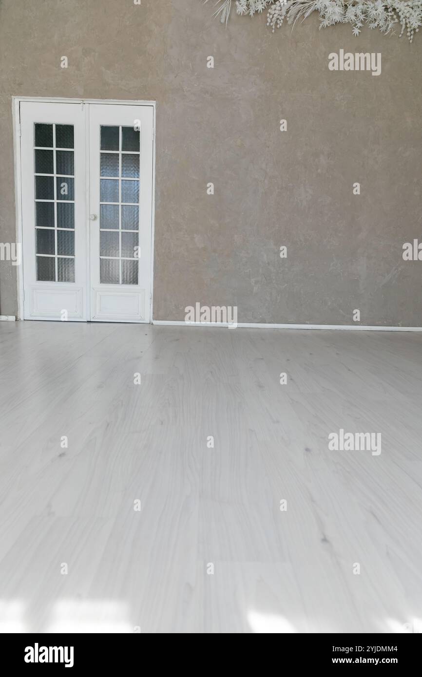 Interior of an empty room with a door Stock Photo - Alamy