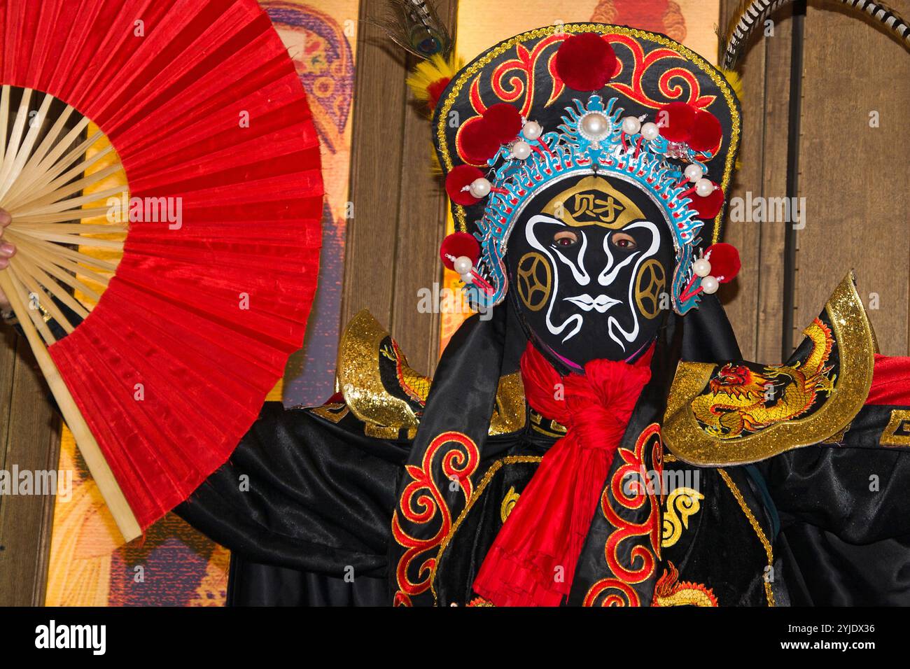 Chinese dancer with mask, Shanghai, Chinesischer Taenzer mit Maske ...
