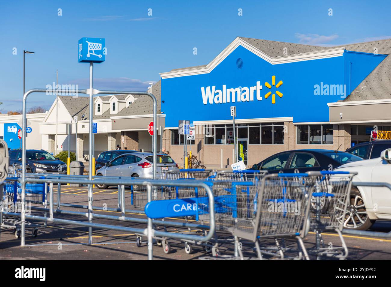 Walmart supercenter exterior hi-res stock photography and images - Alamy