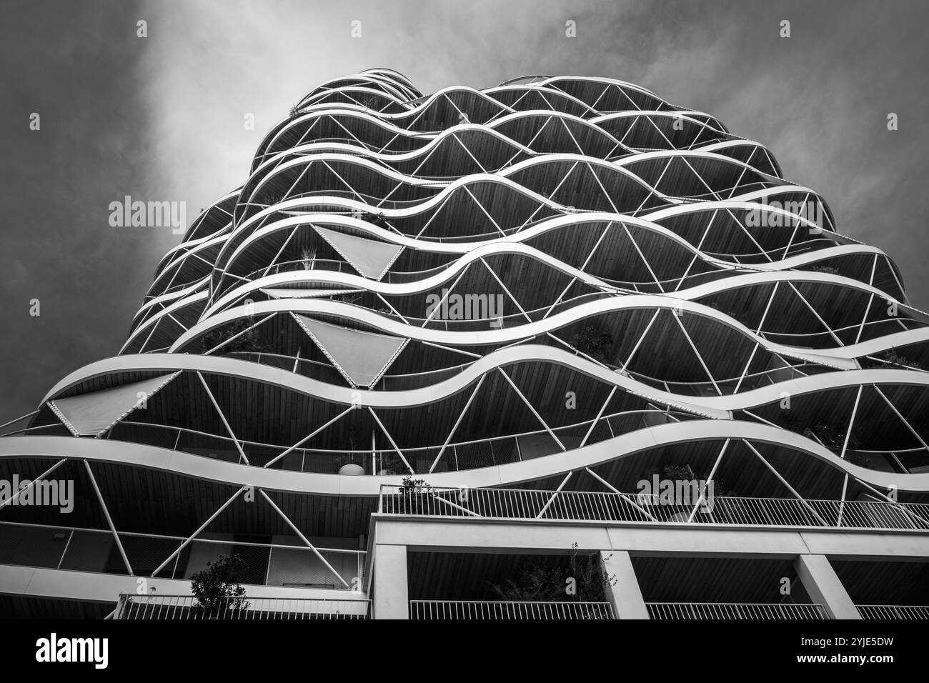 Abstract Modern Architecture with Curving Patterns Stock Photo - Alamy