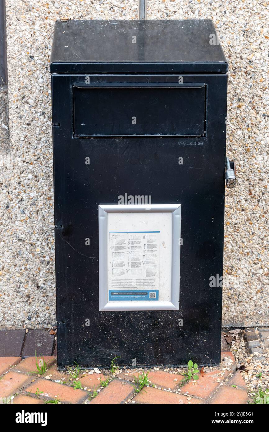 Disposal of knives hi-res stock photography and images - Alamy