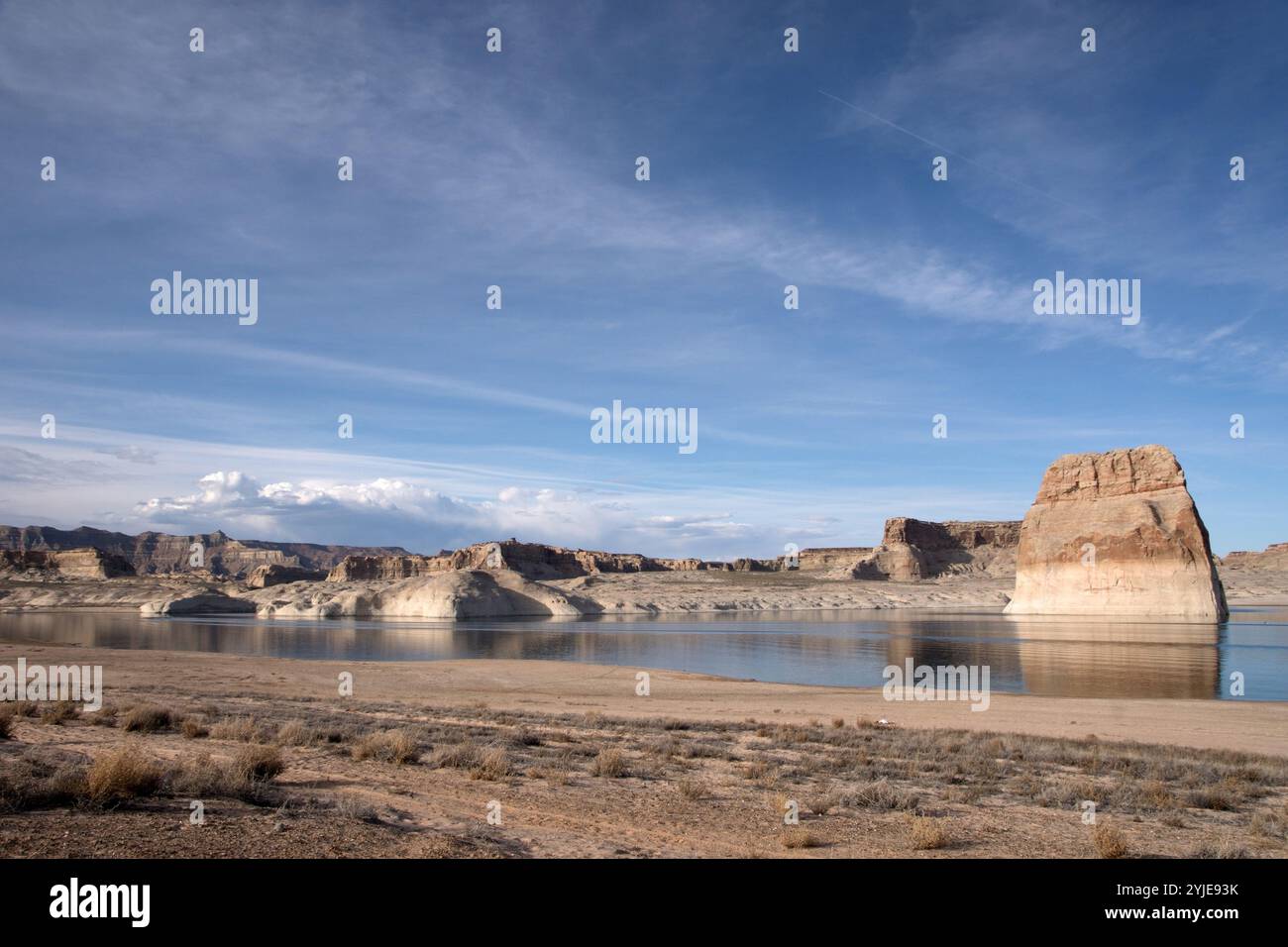 Lone Rock, directly on the shore of Lake Powell, Arizona, USA., direkt ...
