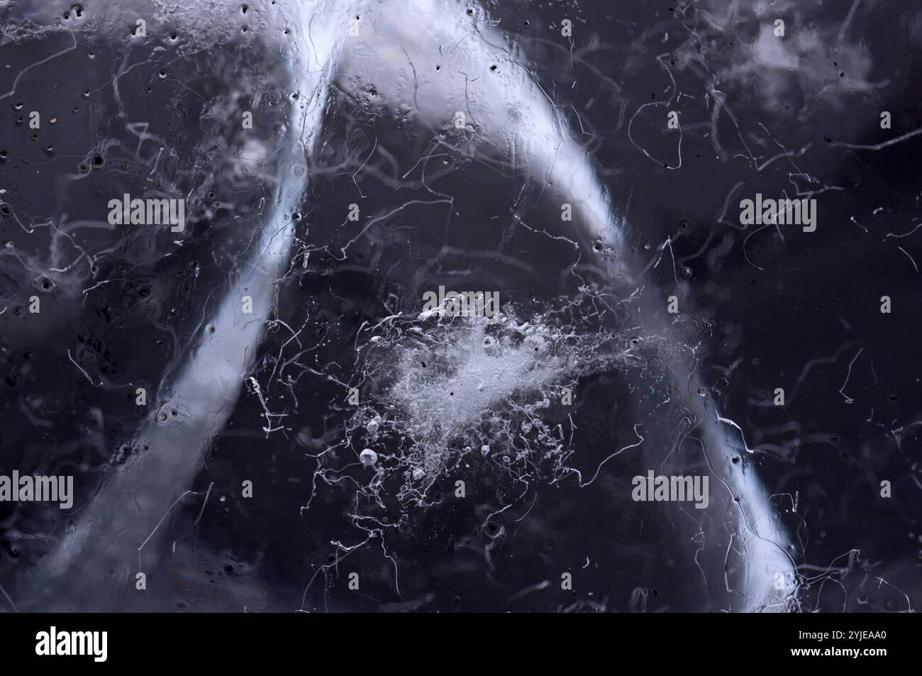 Risse auf eis hi-res stock photography and images - Alamy