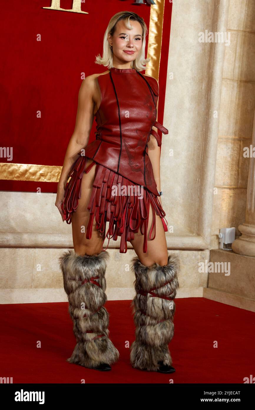 Angel chanteuse hi-res stock photography and images - Alamy