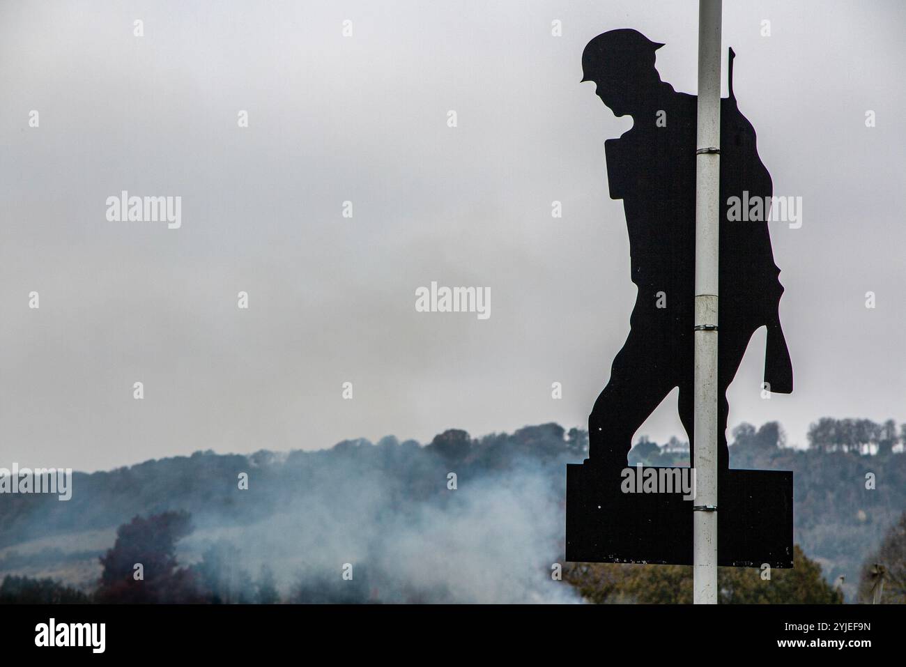 Silhouettes of an unkown soldier against a backdrop of the Ukraine flag ...
