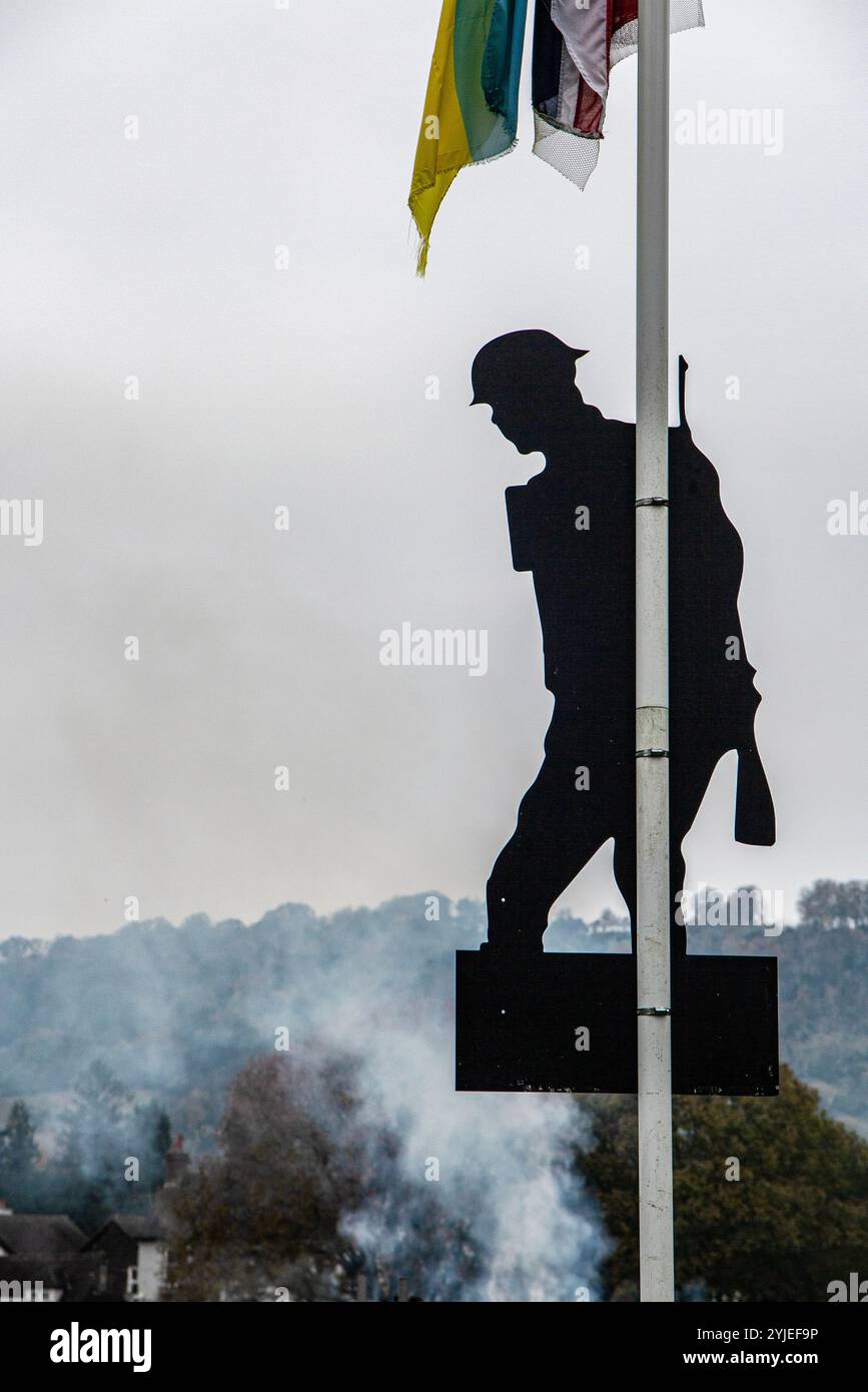 Silhouettes of an unkown soldier against a backdrop of the Ukraine flag ...