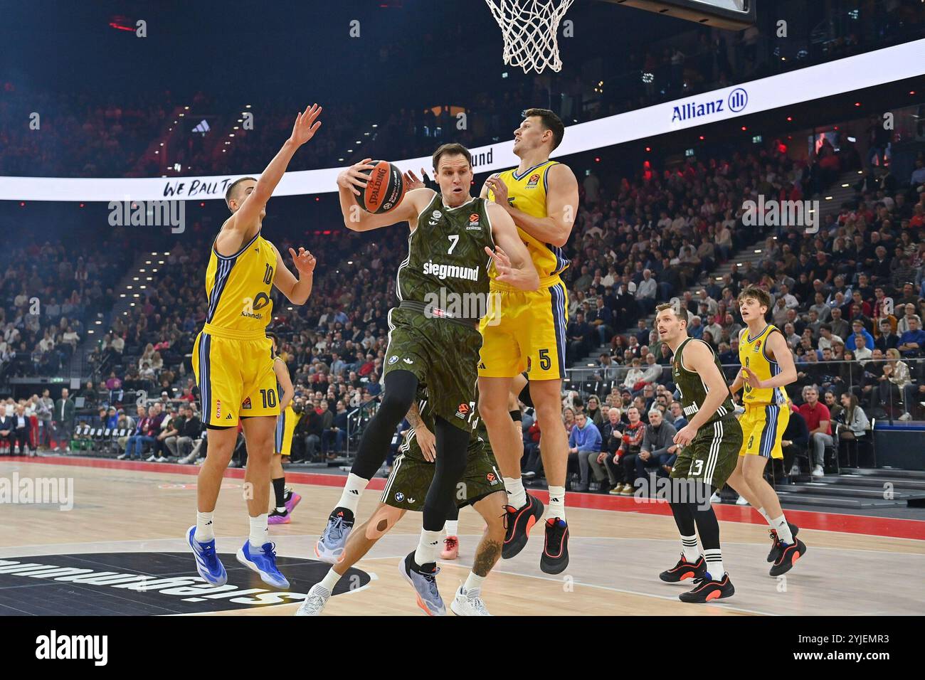 from left: Tim SCHNEIDER (Berlin), Johannes VOIGTMANN (FCB), Yanni ...