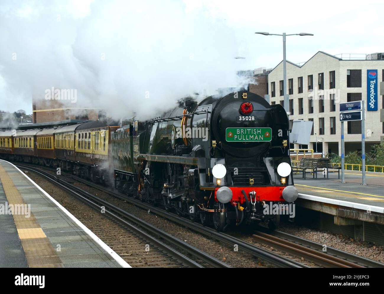 Steam Locomotive British Pullman with Remembrance Sunday and Armistice ...