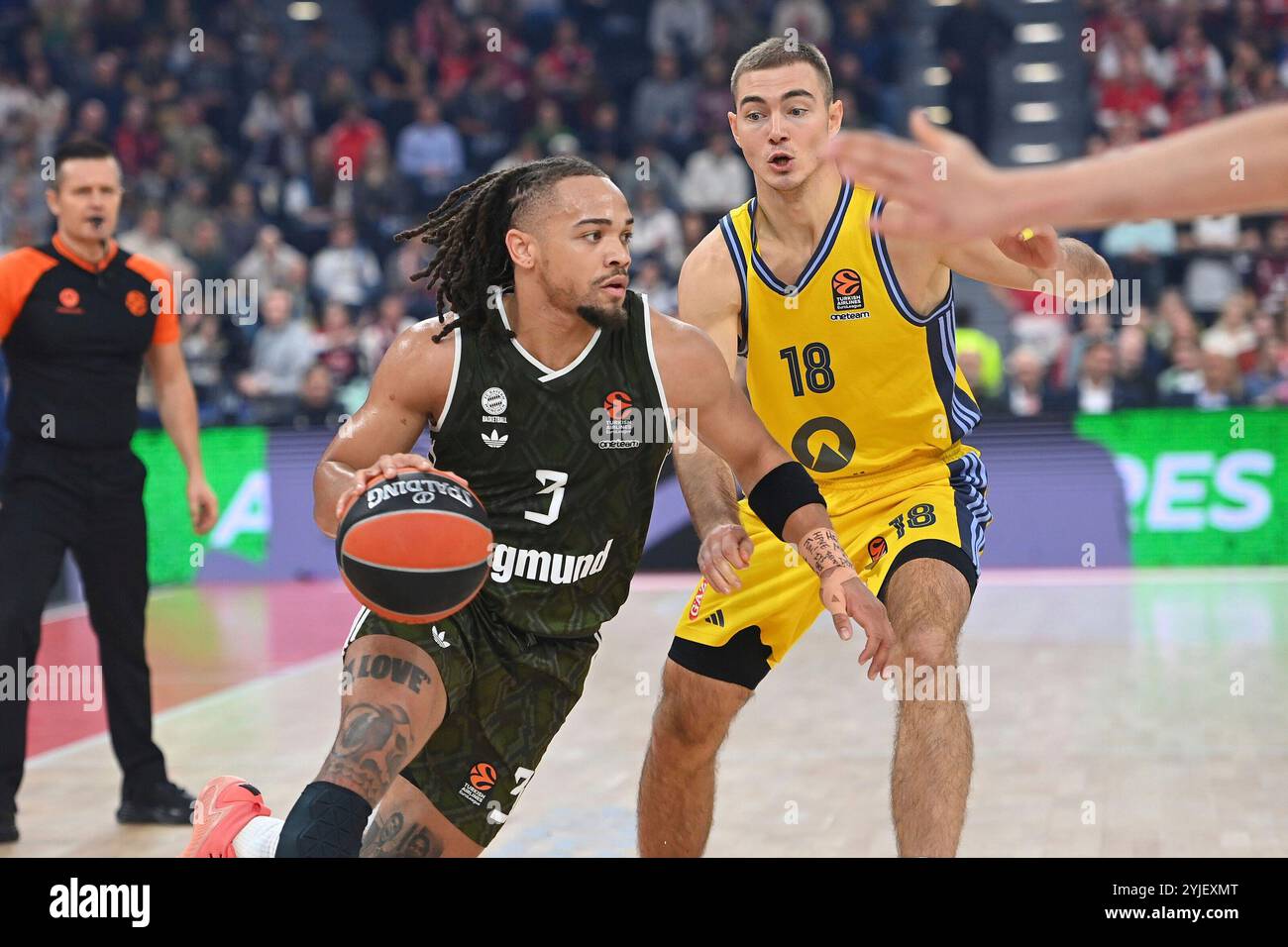Carsen EDWARDS (FCB), action, duels versus Ziga SAMAR (Alba Berlin ...