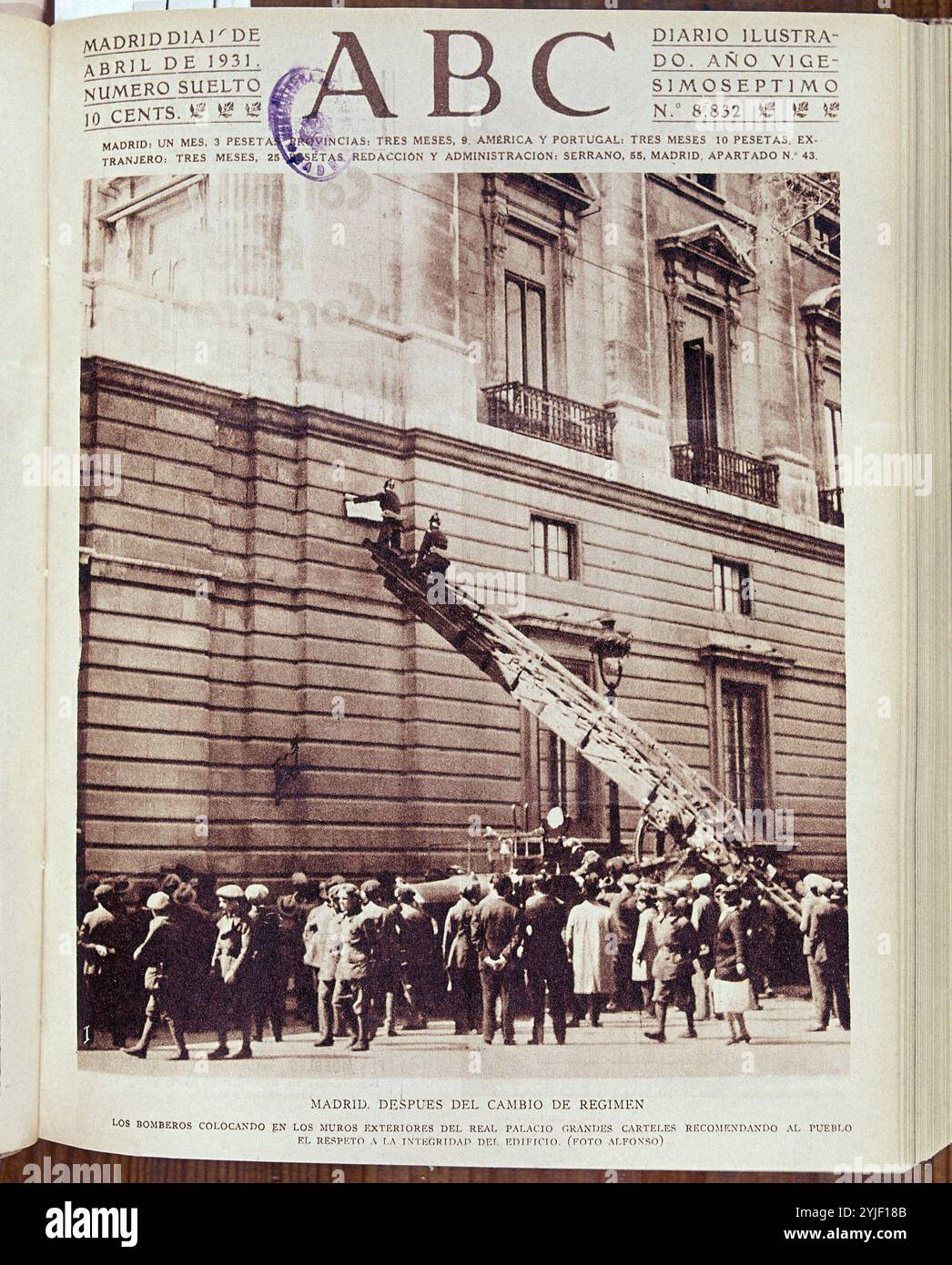 PERIODICO ABC - BOMBEROS COLOCANDO CARTELES EN EL PALACIO REAL ...