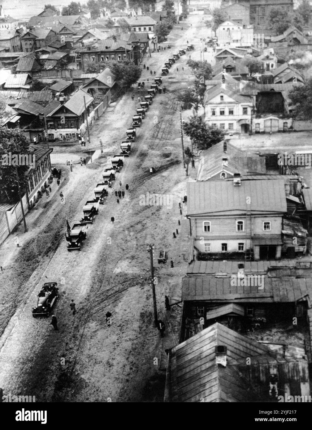 First cars on the way from the Gorky Automobile Plant into Moscow ...