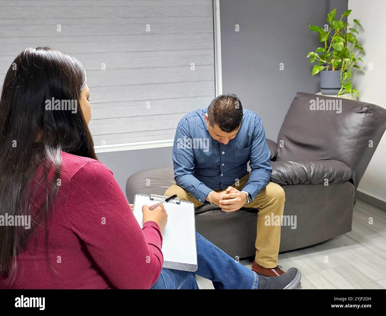 Therapist patient grief hi-res stock photography and images - Alamy