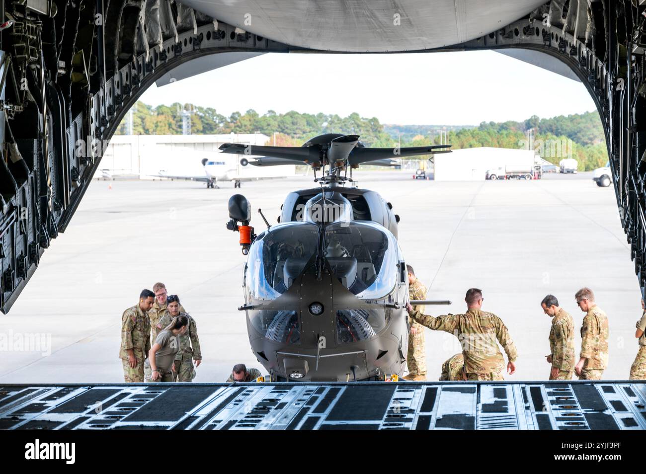 U.S. Airmen and Soldiers of the North Carolina National Guard off-load ...