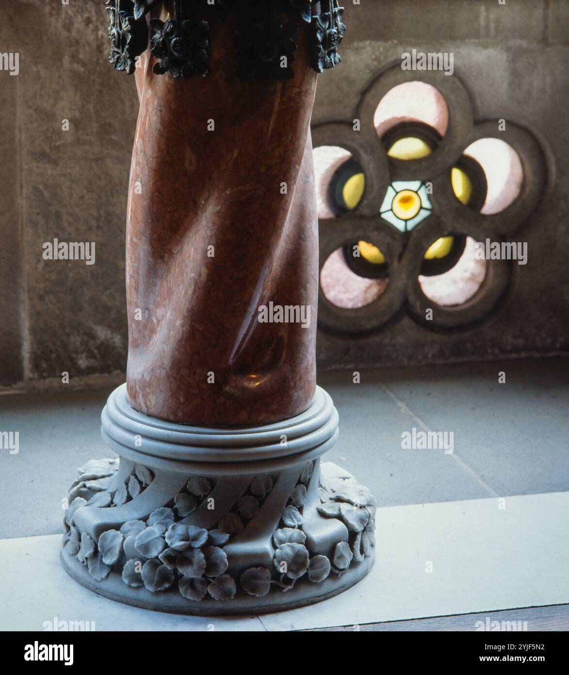 Josep Puig i Cadafalch / Column with Solomonic shaft inside Casa ...