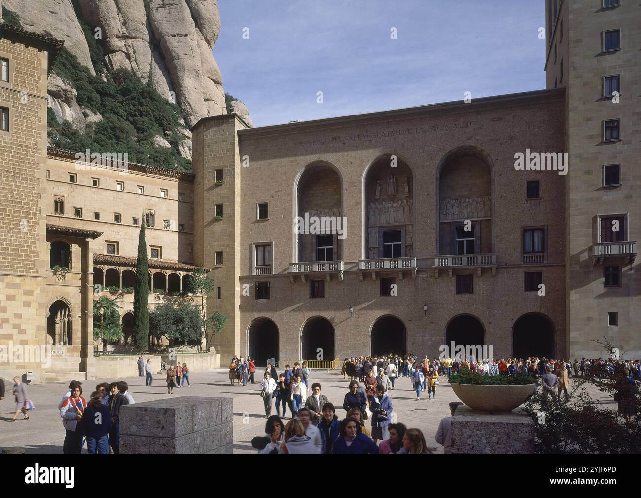 FACHADA PRINCIPAL DEL MONASTERIO DE MONTSERRAT Y PLAZA DE LA CRUZ ...