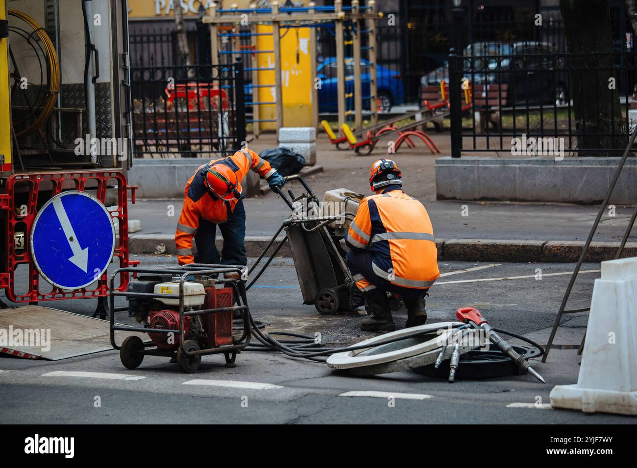 Roadworkers hi-res stock photography and images - Alamy