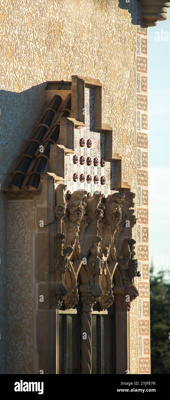 Josep Puig i Cadafalch / Window of the facade of Casa Garí, 1898-1899 ...