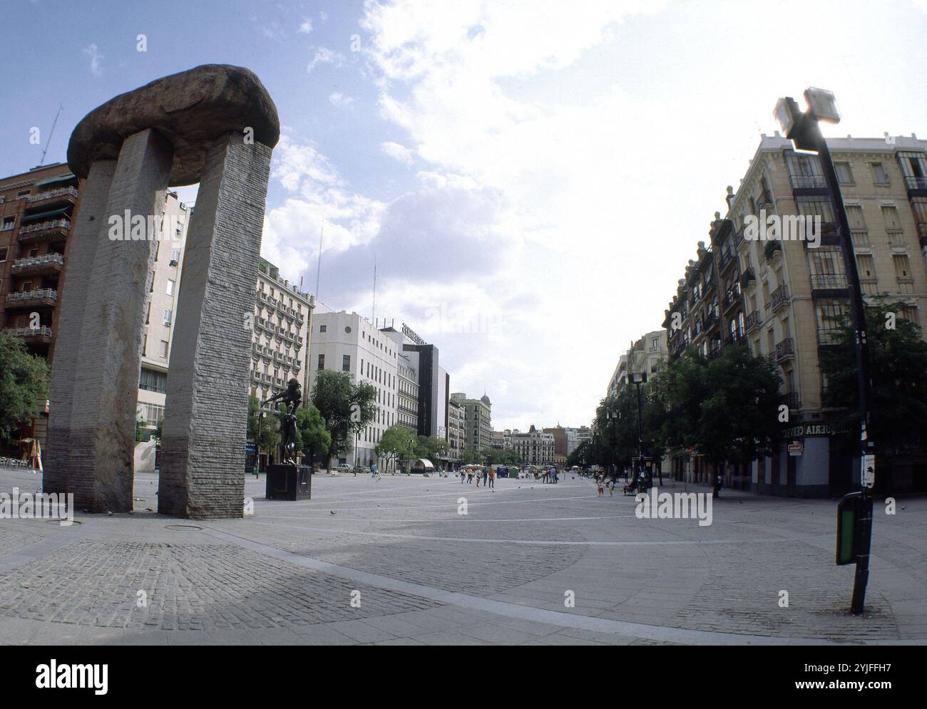 HOMENAJE A NEWTON EN LA PLAZA DE DALI. Author: SALVADOR DALI. Location: EXTERIOR. MADRID. SPAIN ...