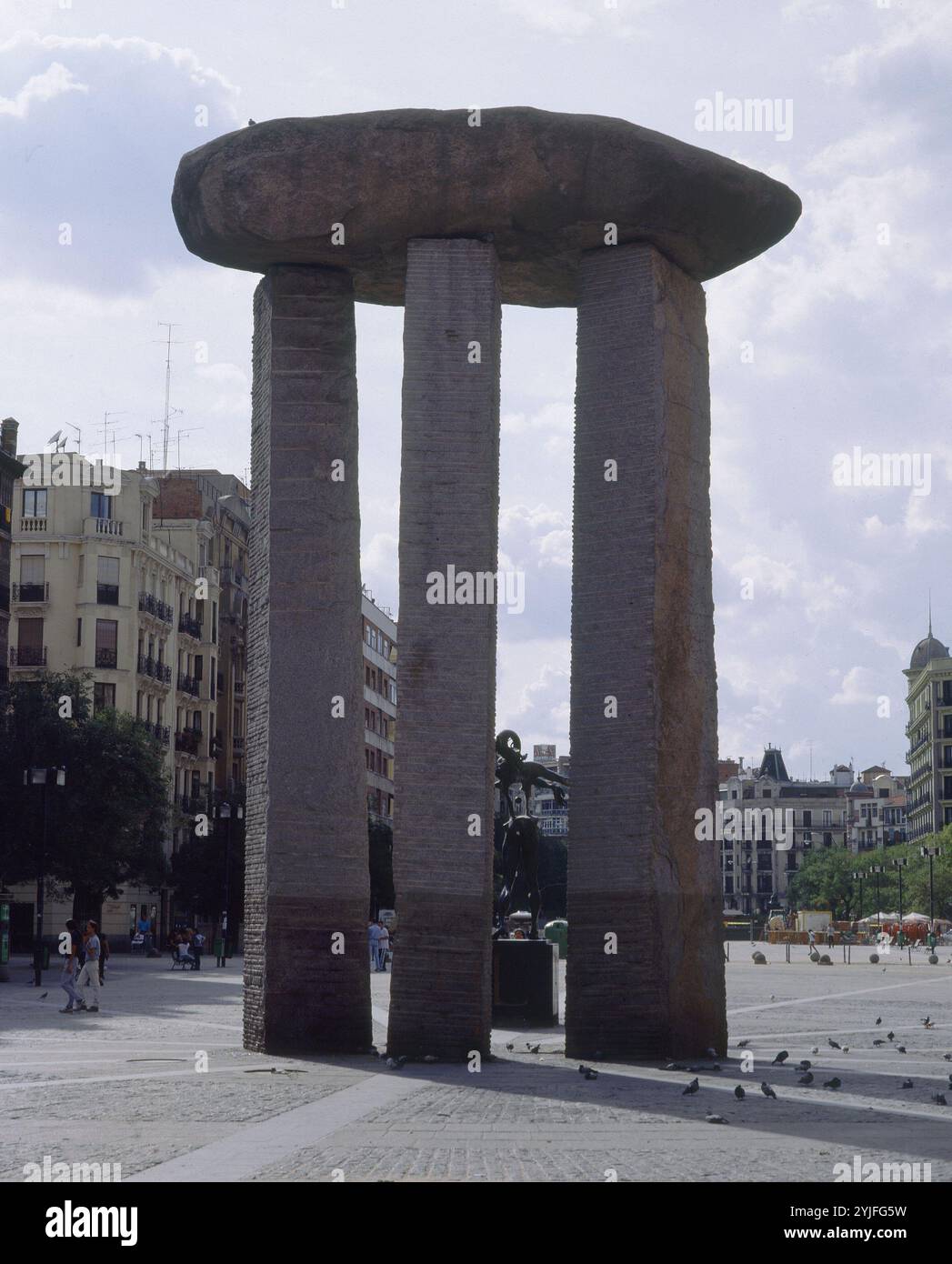 HOMENAJE A NEWTON EN LA PLAZA DE DALI. Author: SALVADOR DALI. Location: EXTERIOR. MADRID. SPAIN ...