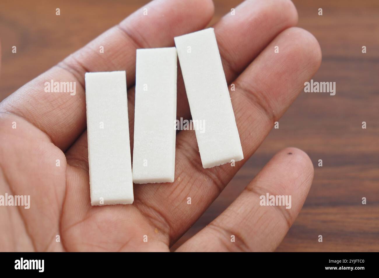 White rectangular mint chewing hi-res stock photography and images - Alamy