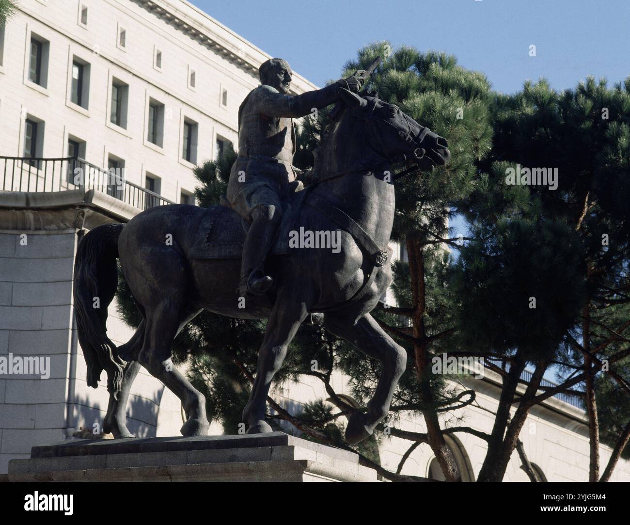 ESTATUA ECUESTRE DEL GENERAL FRANCO SITUADA EN LA PLAZA DE SAN JUAN DE ...