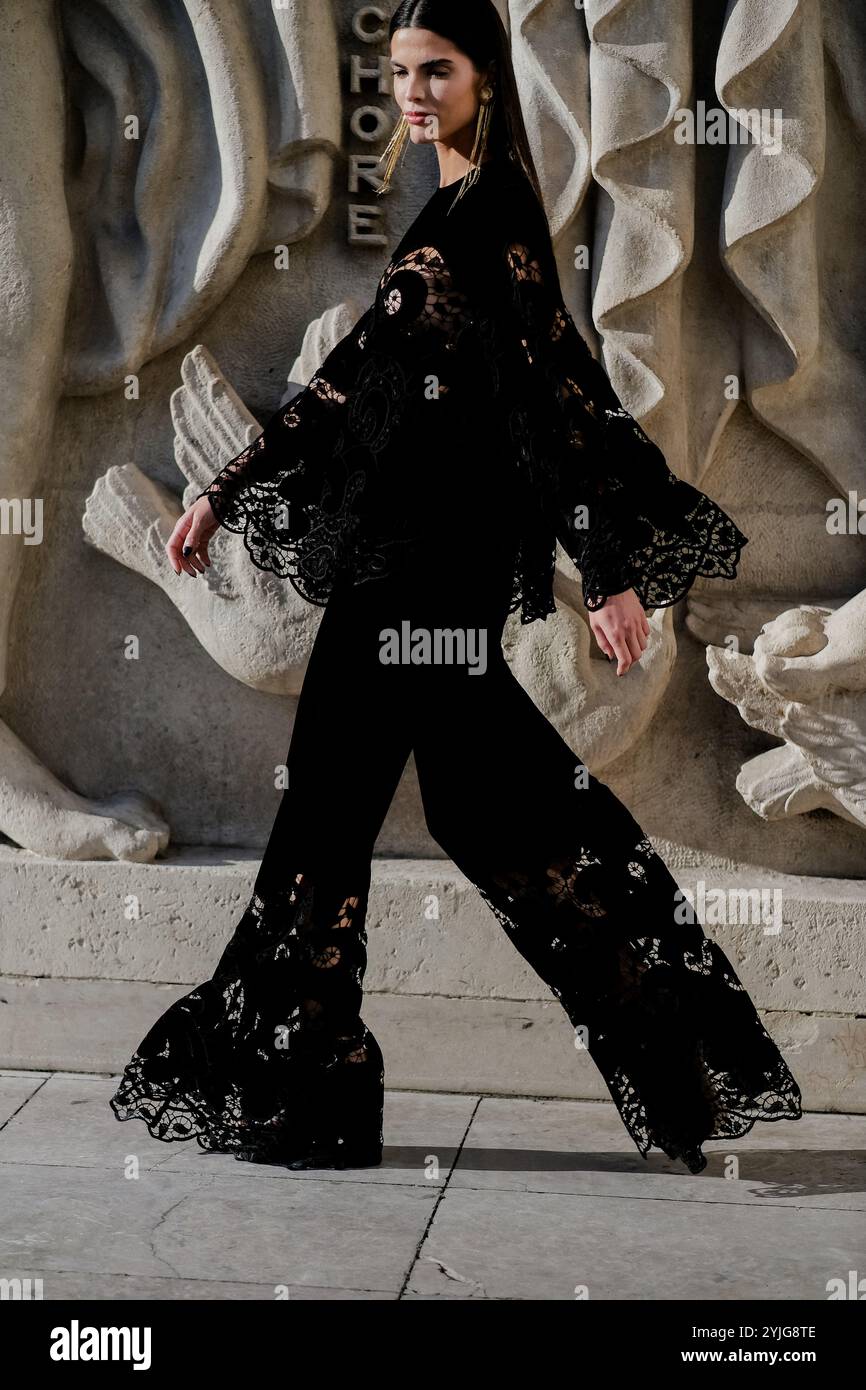 Street style, Carol Mendes arriving at Elie Saab Spring Summer 2025 ...