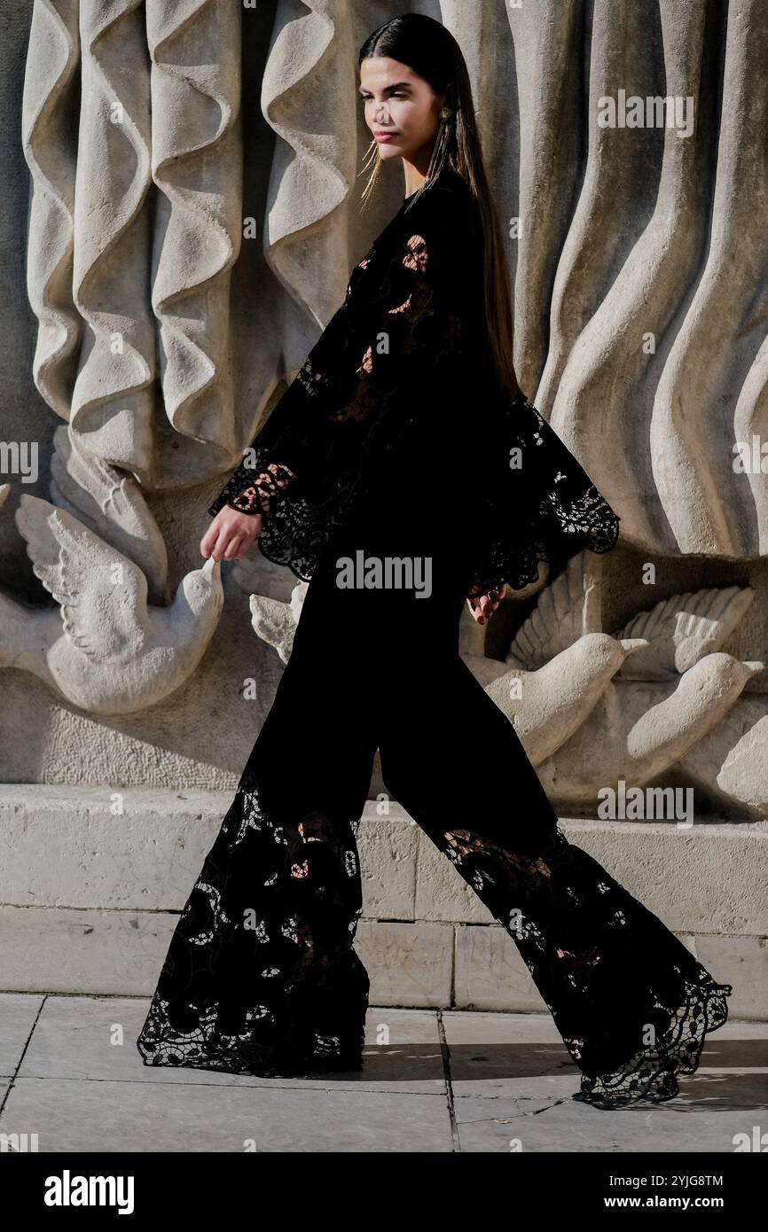 Street style, Carol Mendes arriving at Elie Saab Spring Summer 2025 ...