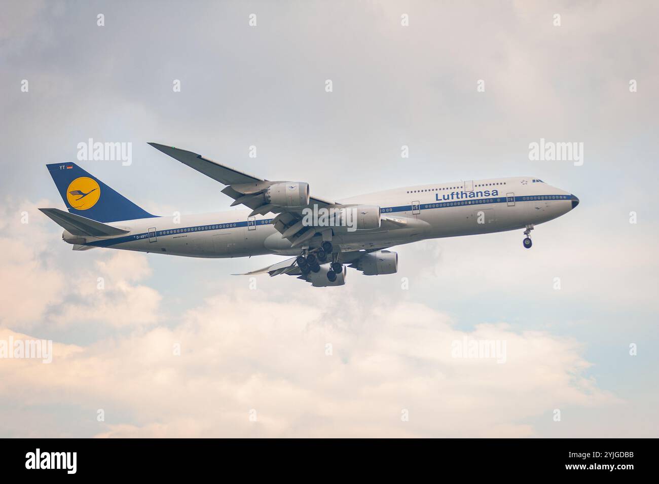 22.10.2024, Singapore, Republic of Singapore, Asia - A Lufthansa Boeing ...