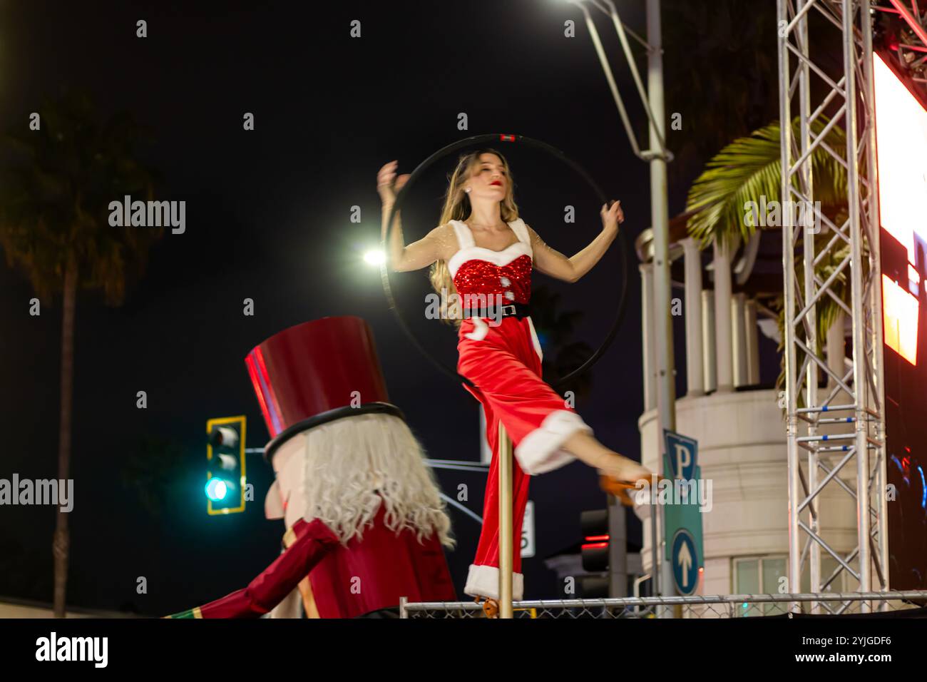 Los Angeles, USA. 14th November, 2024. An acrobat dressed in a Santa ...