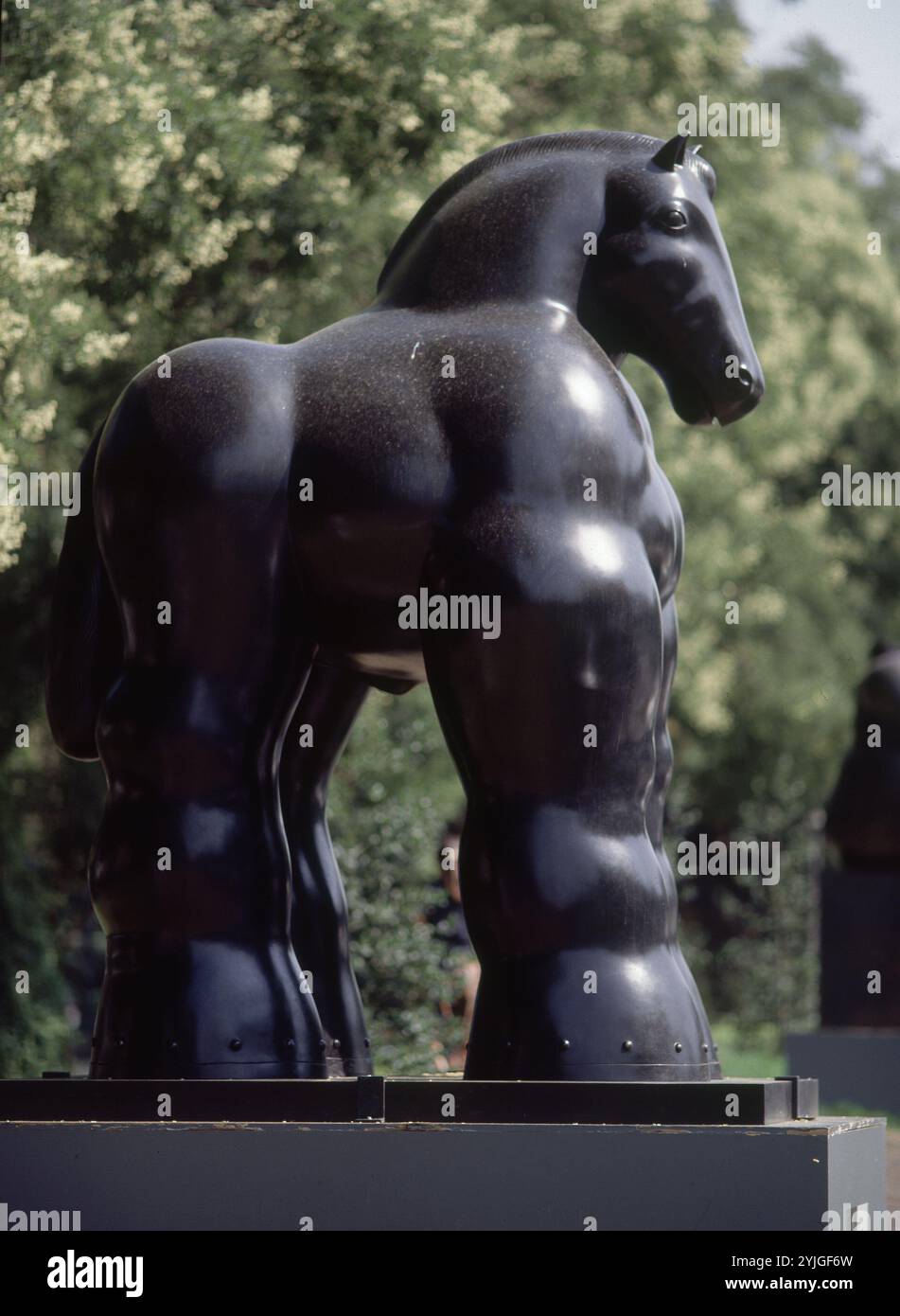 CABALLO - VISTA LATERAL. Author: FERNANDO BOTERO. Location: EXPOSICION ...